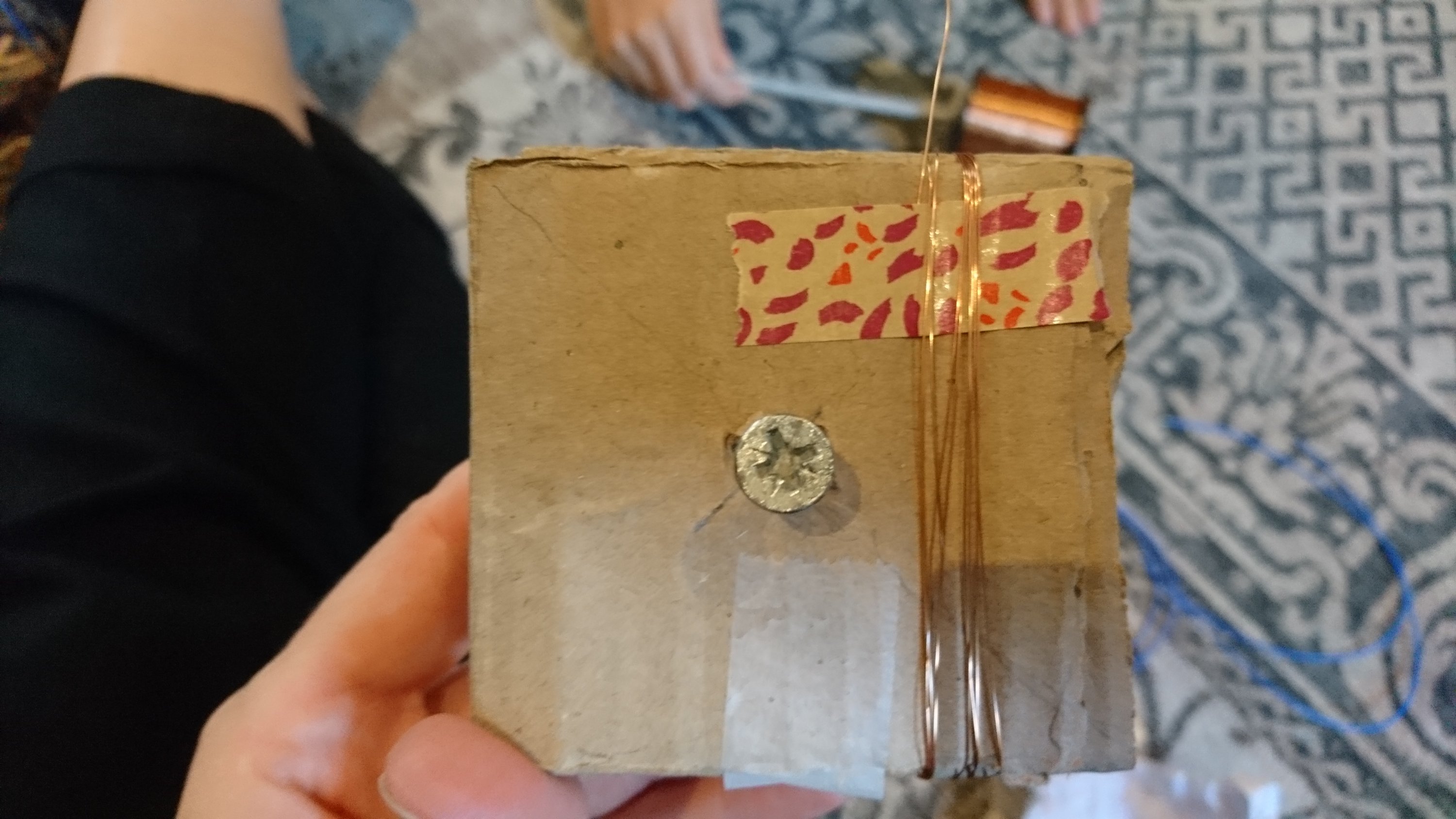 Physics Experiments: How to build a simple generator – Geeks out of the box