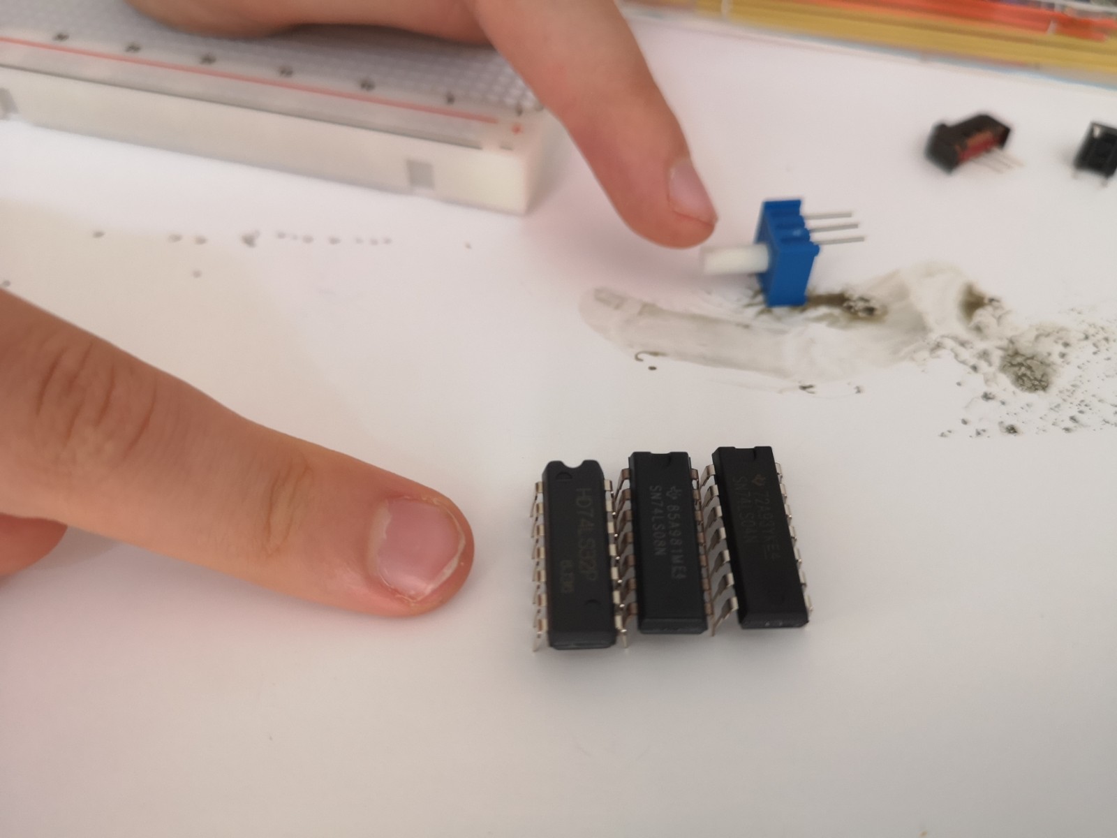 Simon building an 8-bit Computer from scratch. Parts 1 & 2. – Geeks out ...